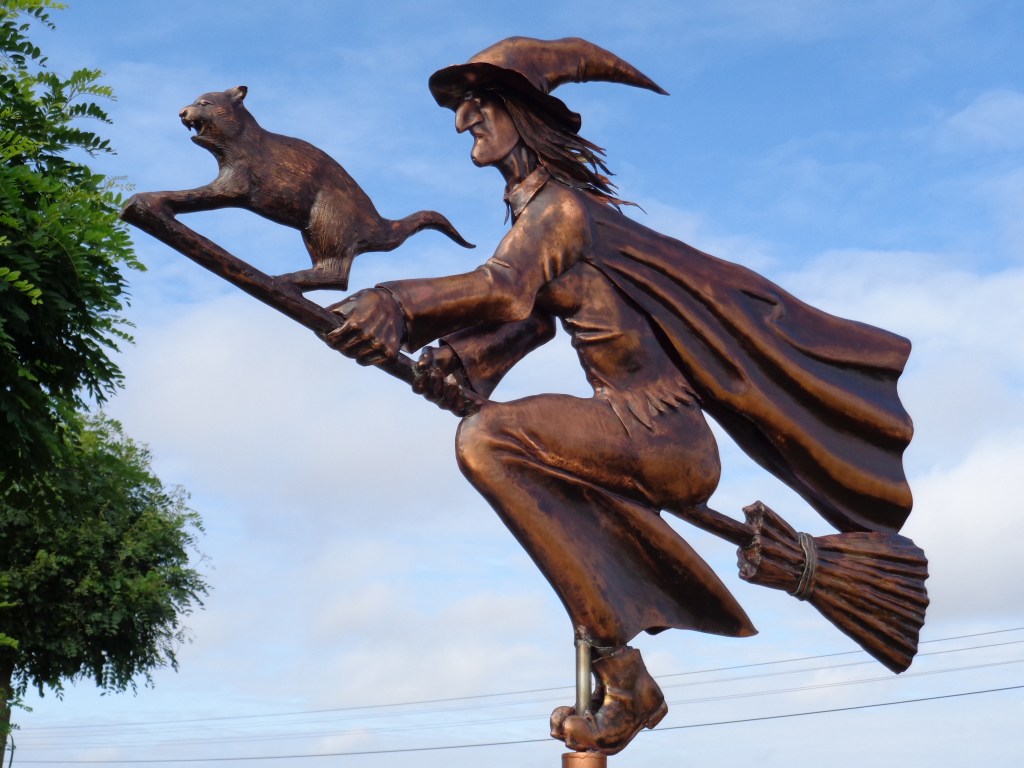 Heksen/Sorcières – daksculpturen/Sculptures de toit – Kunstsmederij ...